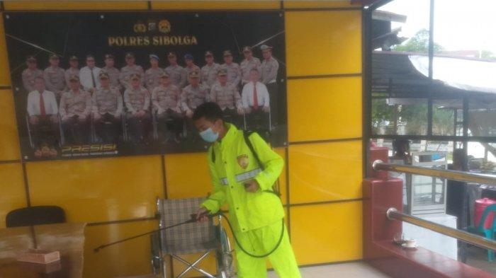 Lagi, Polres Sibolga Semprot Ruangan dengan Disinfektan - Tribun-medan.com