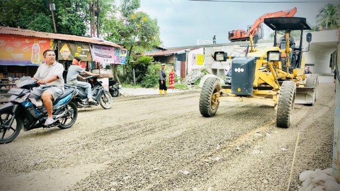 Setelah 2 Tahun Rusak, Jalan Danau Marsabut Mulai Diperbaiki, Warga : Jangan Ditimbun Tanah Saja ...