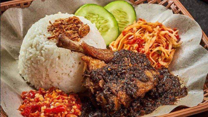 Nikmatnya Bebek Goreng Bumbu Hitam Khas Madura Berpadu Sambal Mangga di ...