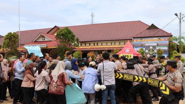 Ricuh di Halaman Polres Tapteng, Ternyata Simulasi Pengamanan Pemilu 2024 - Tribun-medan.com