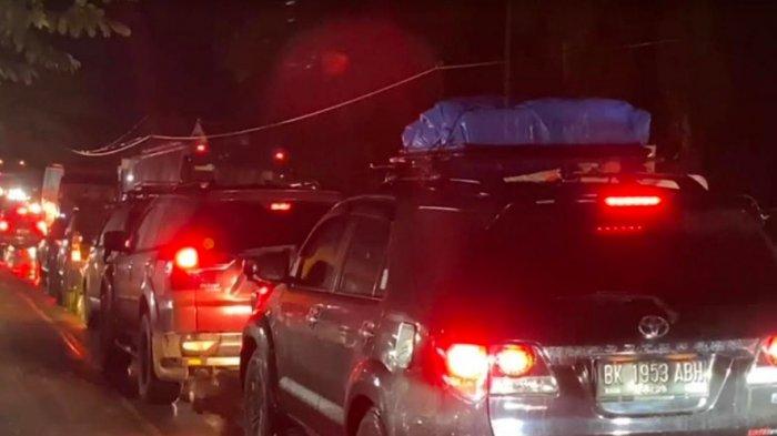 ARUS Balik, Jalinsum Batubara Macet Belasan Kilometer, Pengendara Terjebak Berjam-jam - Tribun ...