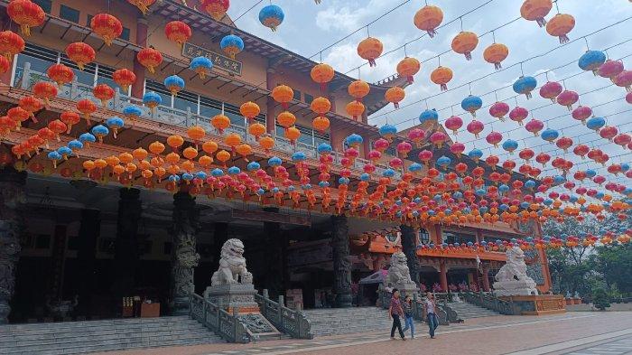 PERSIAPAN Imlek di Maha Vihara Maitreya, Ratusan Lampion Warna-warni Sudah Terpasang - Tribun ...