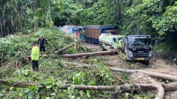 KONDISI Terkini Kawasan Sibolangit Usai Longsor, Jalur Medan-Berastagi ... KONDISI Terkini Kawasan Sibolangit Usai Longsor, Jalur Medan-Berastagi ...