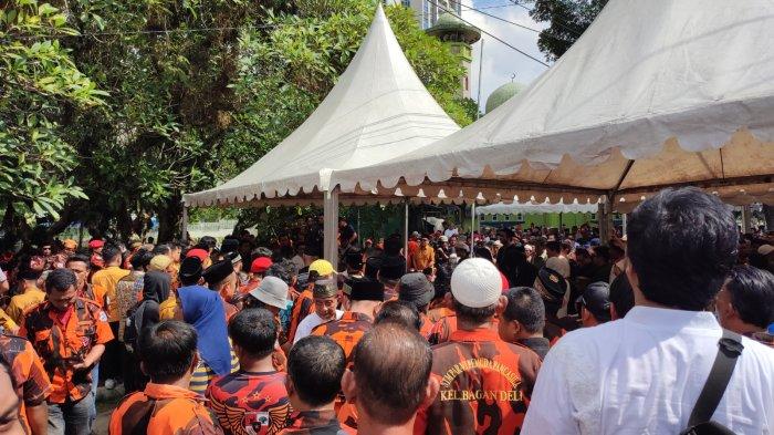 Ratusan Kader PP dan Masyarakat Padati Pemakaman Kodrat Shah - Tribun ...