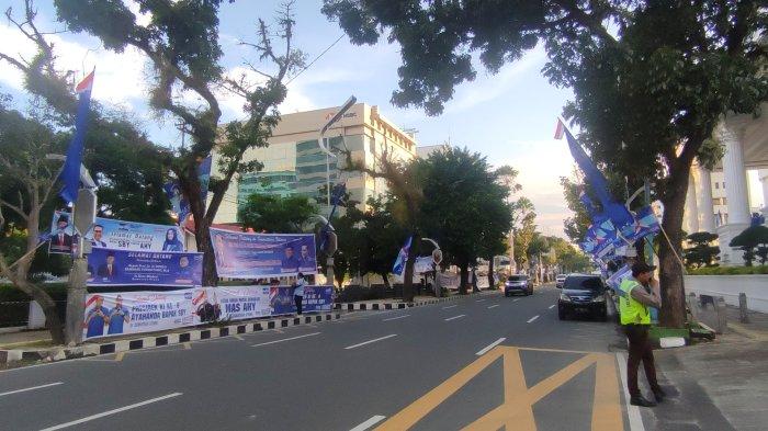 Baliho dan Bendera Demokrat Berjejer di Depan Adimulia Hotel, Sambut Kedatangan SBY dan AHY di ...
