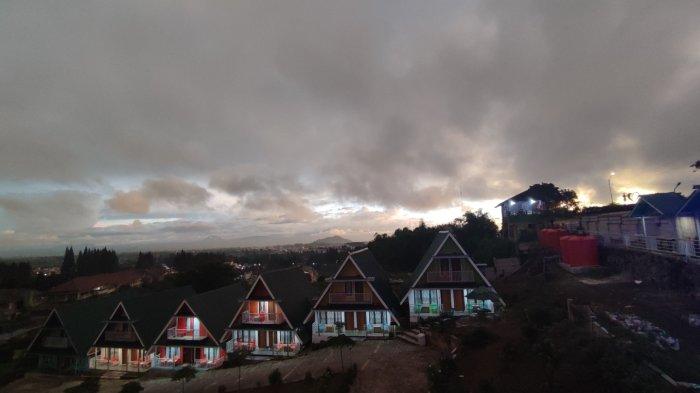 Puncak LG, Tempat Nongkrong di Berastagi, Bisa Menikmati Senja Sambil ...