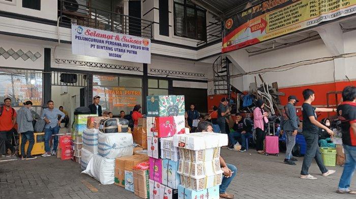 H-3 Tahun Baru 2023, Pemudik Mulai Padati Loket Bus di Medan, Melonjak ...