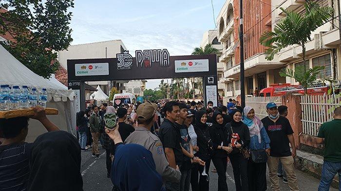 Suasana Pintu Masuk Jelang Konser Dewa 19 di Pardede Hall Medan ...