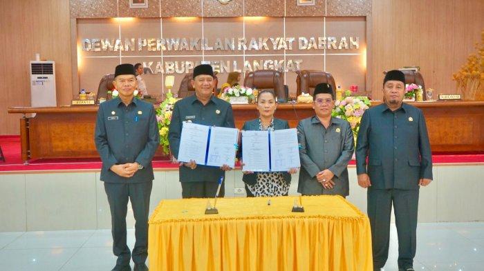 Plt Bupati Langkat Hadiri Paripurna DPRD Langkat Bahas KUPA dan PPAS P ...