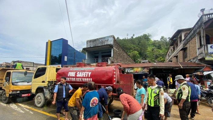 TPL Bergerak Cepat Bantu Korban Banjir Parapat, Turunkan Alat Berat hingga Air Bersih - Tribun ...