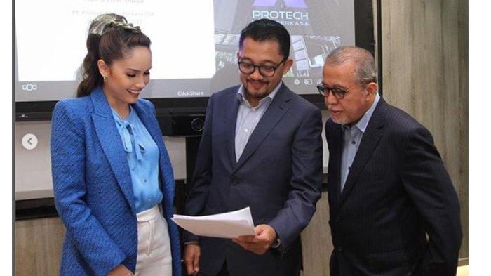 Tak Hanya Jago Akting, Cinta Laura Kini Jadi Komisaris, Begini Gayanya ...