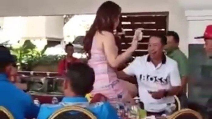 Penyanyi Cantik Ini Pamer Goyang Seksi di Atas Meja, Minta Maaf setelah Aksi Jogetnya Dikecam ...