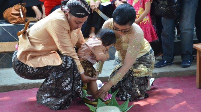 Tedak Siten, Tradisi Masyarakat Jawa saat Anak Mulai Menapaki Tanah ...