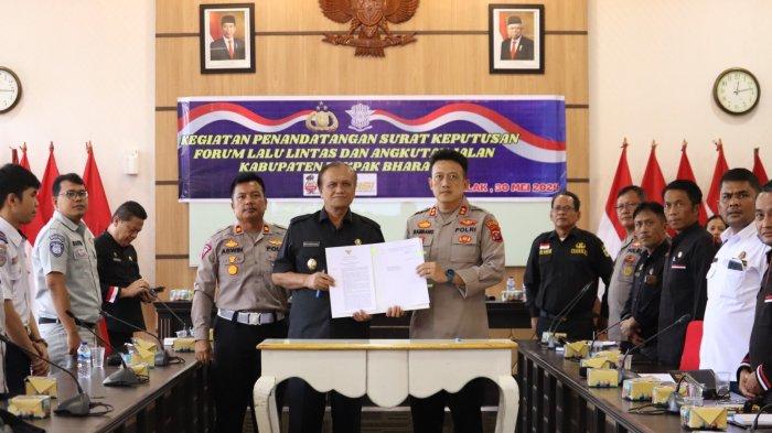 DISAKSIKAN Kapolda Sumut, Wakil Bupati Pakpak Bharat dan Kapolres ... DISAKSIKAN Kapolda Sumut, Wakil Bupati Pakpak Bharat dan Kapolres ...