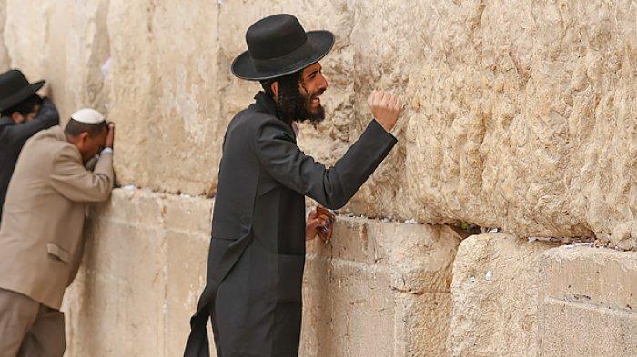 Sejarah Tembok Ratapan yang Diyakini Sebagai 'Telinga Tuhan' oleh ...