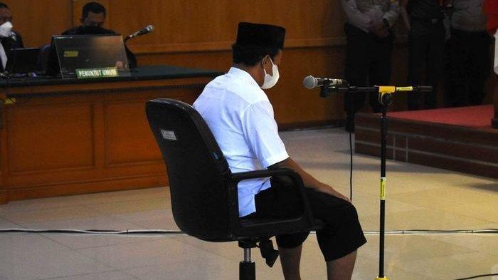 Ustaz Cabul Herry Wirawan yang Merudapaksa 13 Santriwati Hingga ...