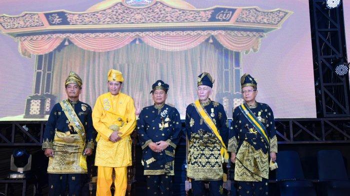 Bupati Ashari Tambunan Dapat Gelar Datuk Sri Utama Wira Wangsa dari ...