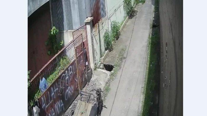 HATI-hati Aksi Pencurian Pagar di Rumah Kosong, Pelaku Beraksi Menggunakan Becak - Tribun-medan.com