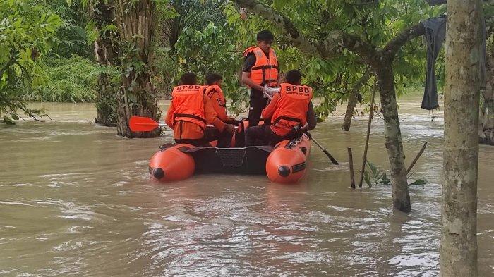 Kumpulkan Kayu di Aliran Sungai Bahbolon Batubara, Junaidi Terpeleset Hingga Hanyut Terbawa Arus ...