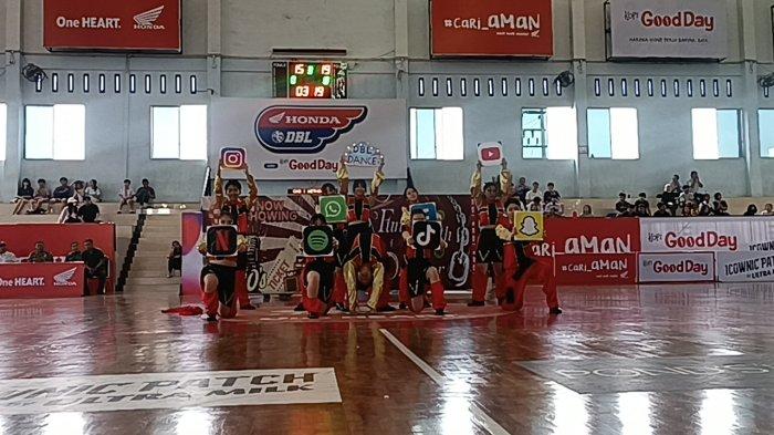 Dance SMA Methodist 2 Medan Tampilkan Tema Perubahan Zaman Retro ke Gen ...