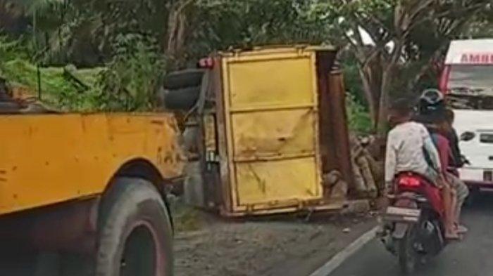 Ditabrak Bus Intra, Truk Pengangkut Kayu Terguling di Jalinsum Batubara, Sempat Terjadi ...