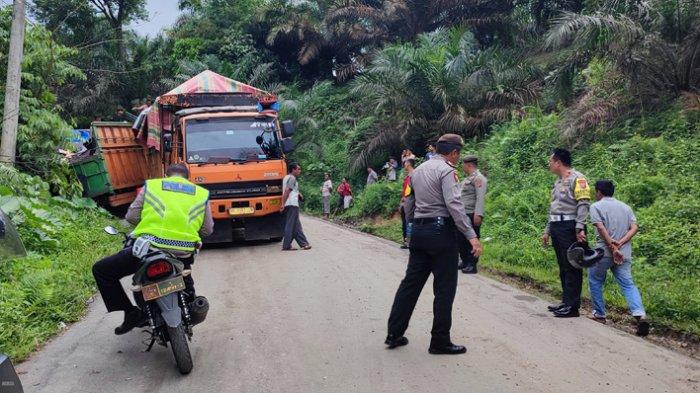 MACET Total Jalinsum Sidikalang-Subulussalam, Truk Berisi Inti Sawit Melintang Sejak Tengah ...