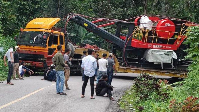 Truk Tronton Melintang di Jalur Lintas Sumut-Aceh, Arus Lalu Lintas ...