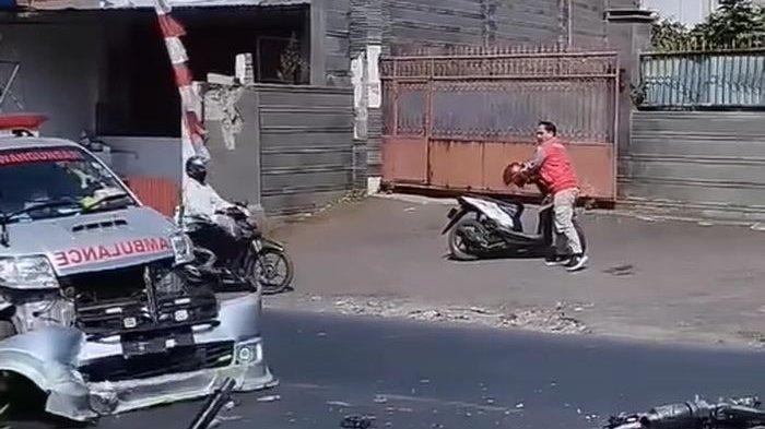 VIRAL Video Ambulans Tabrak Pengendara Motor Sampai Terguling, Ternyata Bawa Pasien Rujukan ...