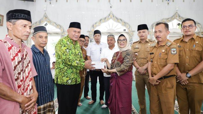 Wali Kota Susanti dan Tirta Uli Safari Ramadan, Bagikan Laba Perusahaan ...