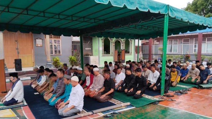 Para Petugas dan Warga Binaan Berbondong-bondong Salat Idul Adha di ...