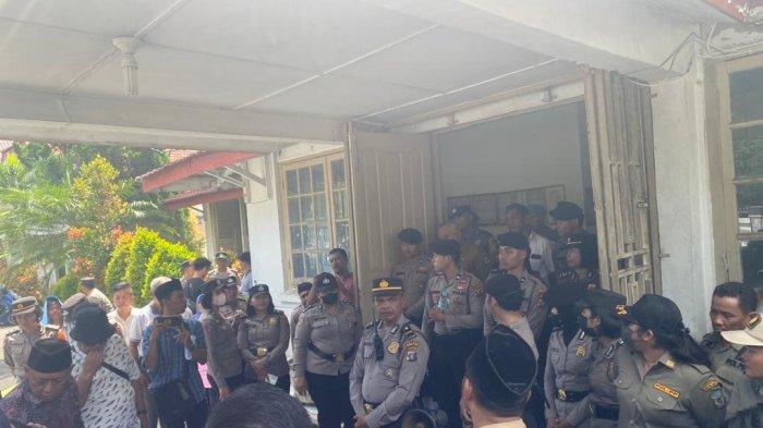 Caleg PDIP Ini Didemo Warga Siantar Usai Bangun Tembok di Daerah Aliran ...