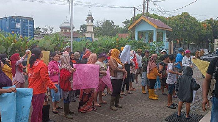 Warga Geruduk Kantor Camat Medan Labuhan, Tanyakan Solusi Penanganan ...