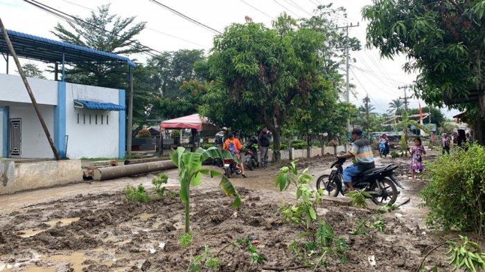 Kesal Jalannya Kini Berlumpur Akibat Proyek Pipa Mebidang, Warga ...