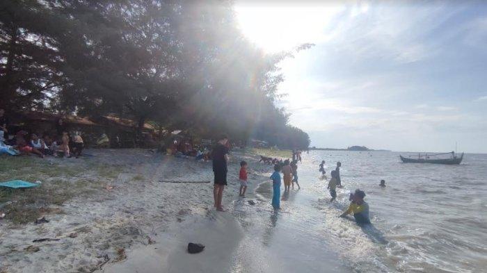 Lebaran Ketiga, Pantai Sentang di Kabupaten Serdang Bedagai Ramai ...