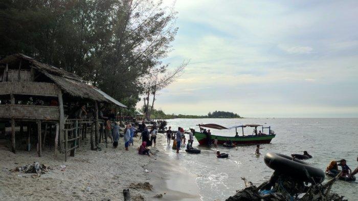 MENIKMATI Rimbunnya Pohon Cemara dan Naik Kapal di Pantai Sentang ...
