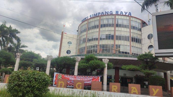 Menunggak Pajak Rp 1 Miliar, Yuki Simpang Raya Dipasangi Spanduk Belum Lunasi PBB - Tribun-medan.com