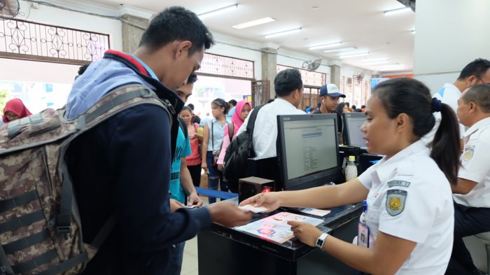 Natal dan Tahun Baru, Penumpang Kereta Api Meningkat 5 Persen - Tribun ... Natal dan Tahun Baru, Penumpang Kereta Api Meningkat 5 Persen - Tribun ...