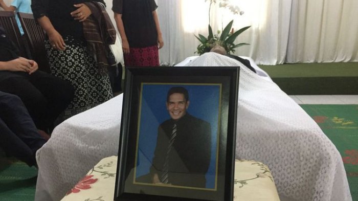 Aktor Laga Advent Bangun Meninggal Dunia, Begini Suasana di Rumah Duka - Tribun-medan.com