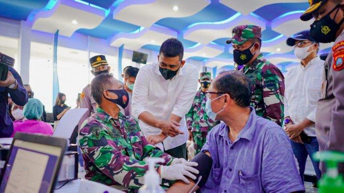 Bobby Nasution Tinjau Vaksinasi Massal di Belawan, 10.000 Warga Medan Berpartisipasi - Tribun ...
