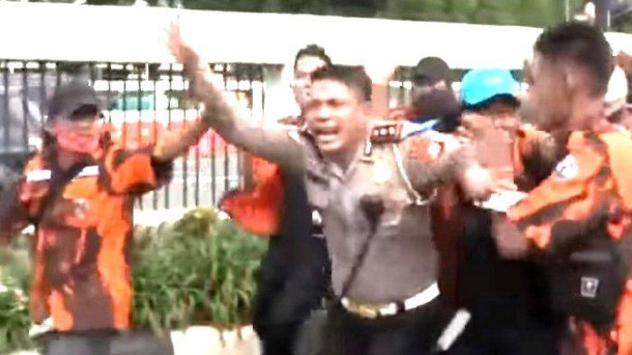 BERINGAS KALI, Puluhan Anggota Pemuda Pancasila Keroyok Perwira Polisi AKBP Dermawan Karosekali ...