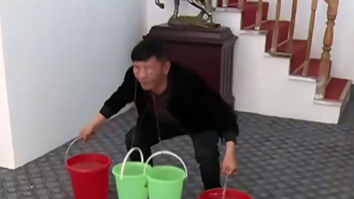 Sakti, Pria Ini Mampu Angkat Dua Ember Air Gunakan Kelopak Mata ...