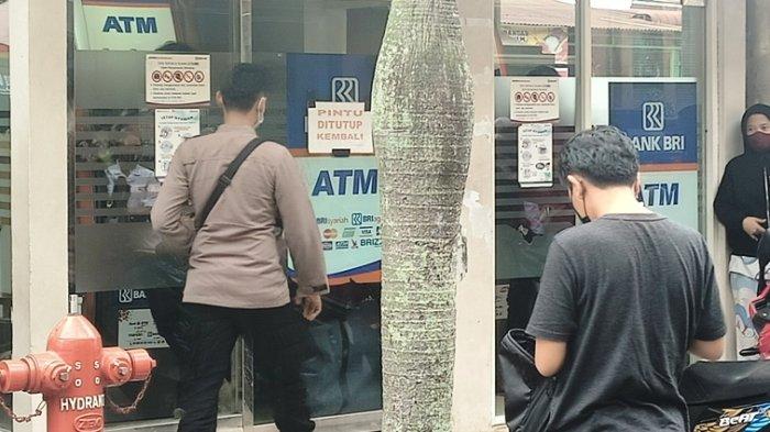 Pria Diduga Sakit Jiwa Mencoba Rebut Senjata Milik Polisi di RS ...