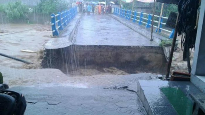 Banjir Bandang Terjang Brebes, Mobil dan Motor Hanyut, Ini Videonya - Tribun-medan.com