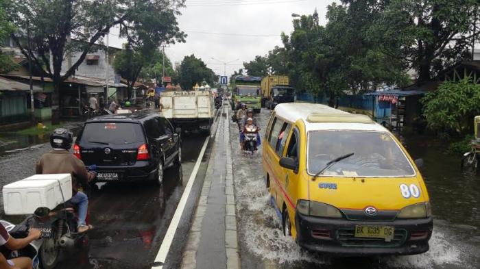 FOTO: Jalanan Macet, Medan Dilanda Bajir - Tribun-medan.com