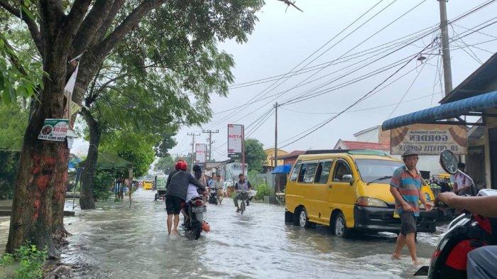 Puluhan Motor Mogok Terjebak Banjir di Jalan Datuk Kabu Tembung - Tribun-medan.com