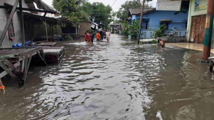 Ratusan Rumah di Martubung Terendam Banjir Sejak Pagi - Tribun-medan.com