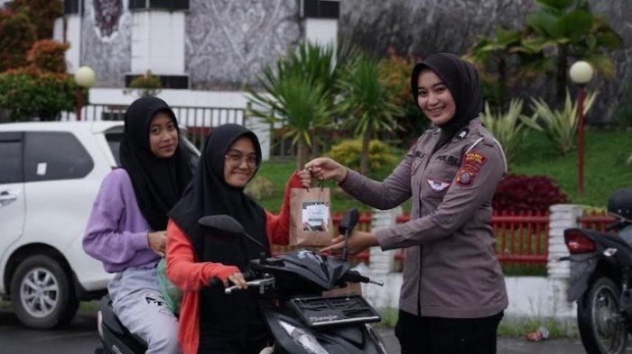 Berbagi Takjil di Bulan Ramadhan, Bhayangkari Polres Taput Turun ke Jalan - Tribun-medan.com