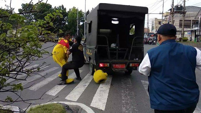 Boneka Badut Melawan hingga Mencoba Larikan Diri dari Razia Dinas ...