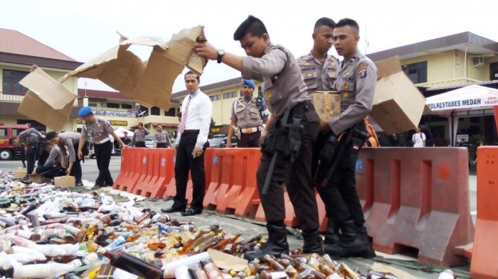 Ribuan Botol Miras Digilas Alat Berat - Tribun-medan.com