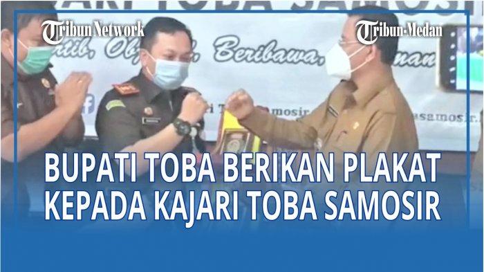 Bupati Toba Poltak Sitorus Berikan Plakat Kepada Kajari Toba Samosir ...
